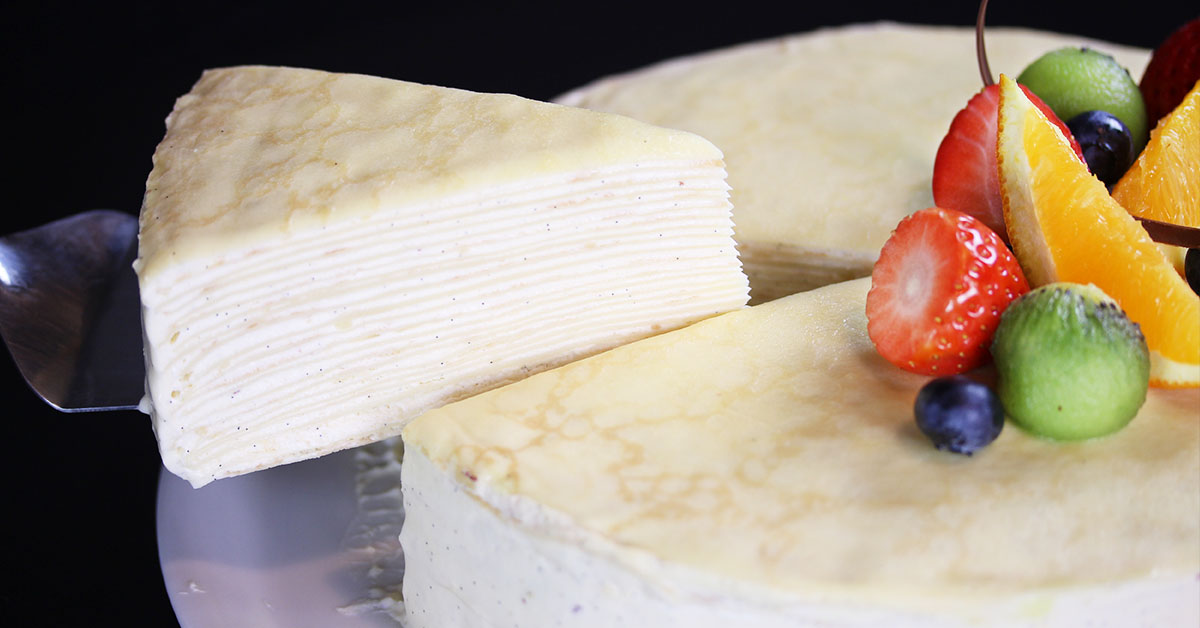 Crepe cake et sa sauce aux fruits rouges